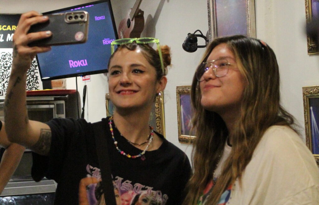 RENEE invita a sus fans a ser parte de su gira Algo Bien Tour - Mundo ...