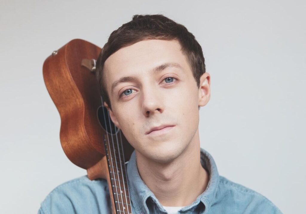 “Descubre la Emotiva Historia de ‘El Chico del Ukelele’ de David Rees ...