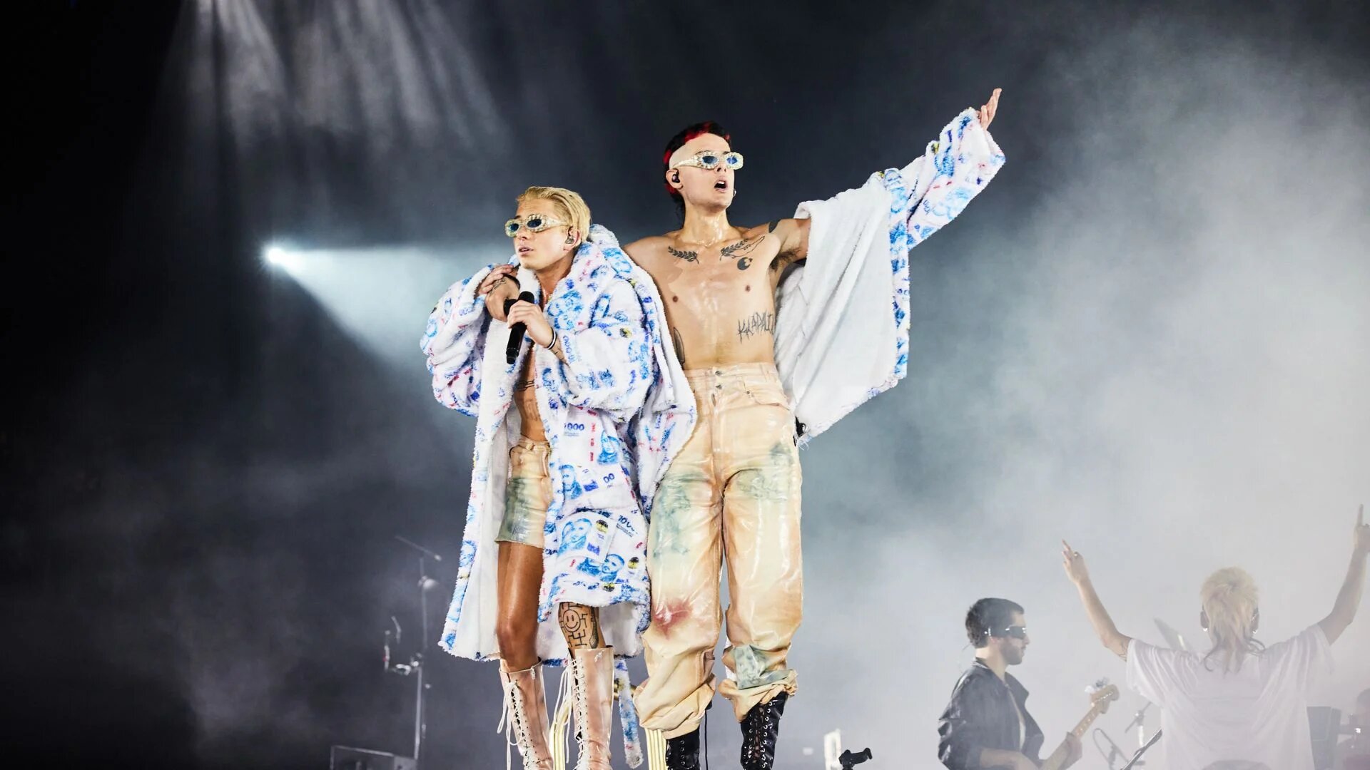 CA7RIEL & Paco Amoroso arrasan con 7 Premios Gardel - Mundo Indie Mx