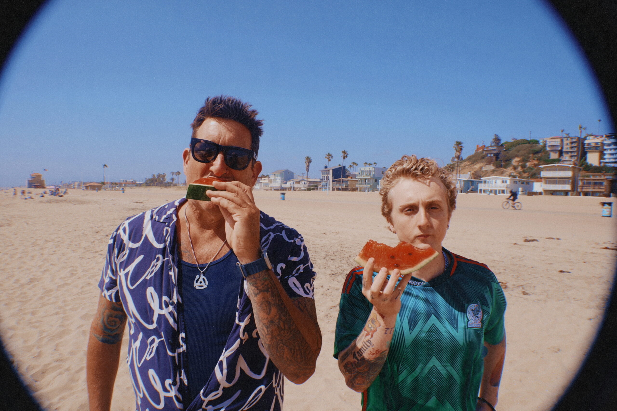 Love Ghost junto a Zach Goode (Smash Mouth) presentan "Sandcastles ...